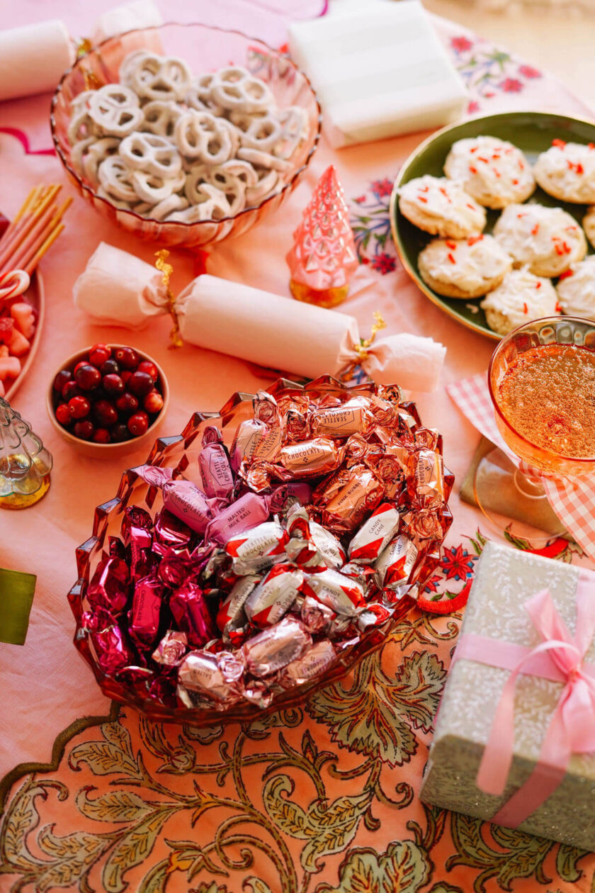 Red and Pink Christmas Decorations - Christmas Party Ideas